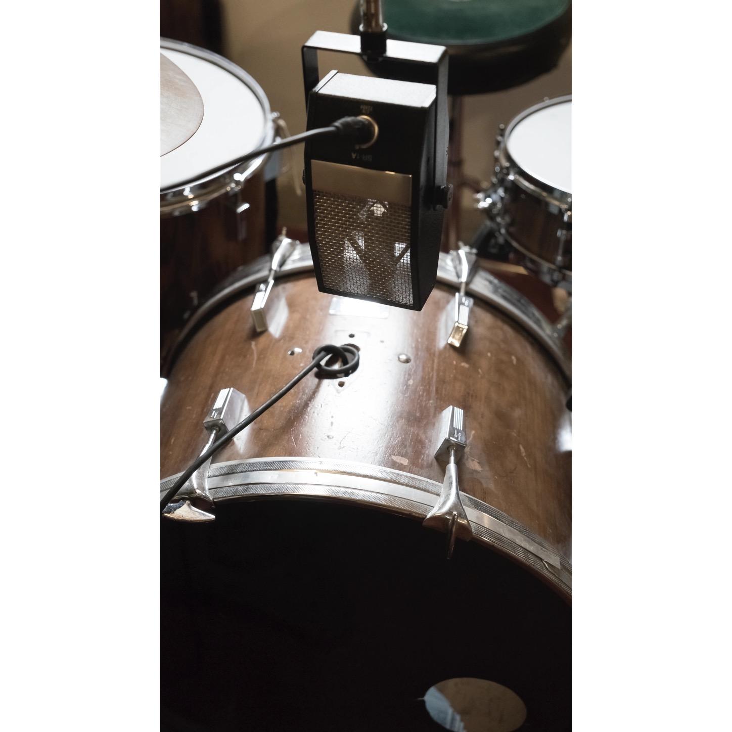 Stager SR-1A Vintage Alnico-V Figure 8 Ribbon Microphone | Axe... And ...